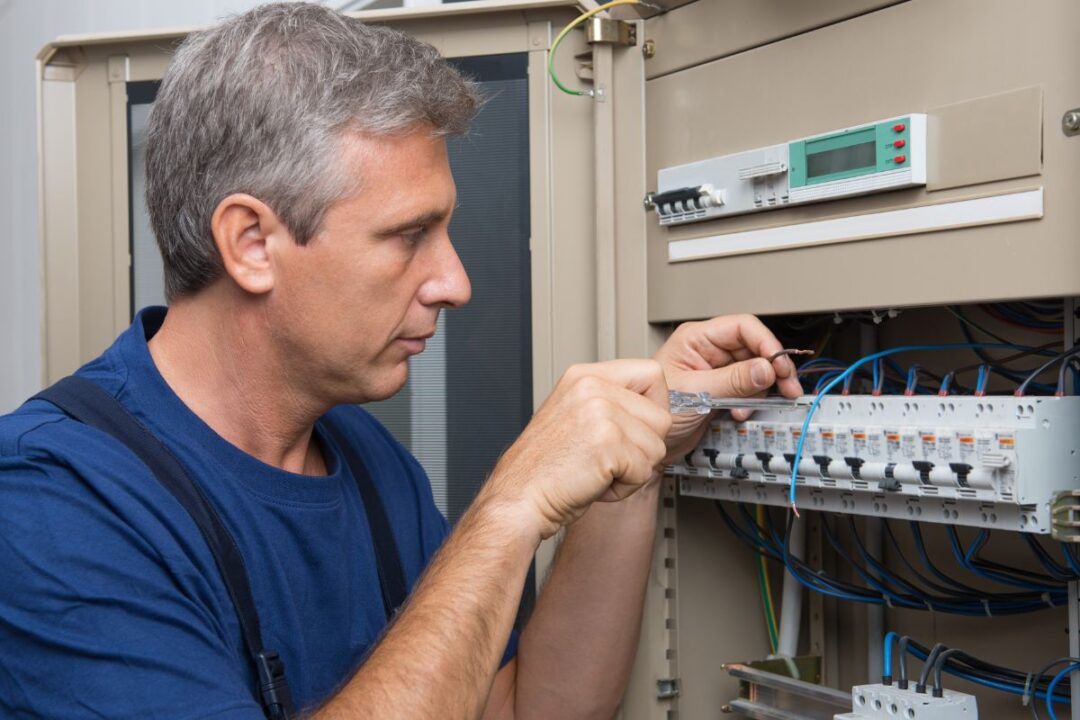 Why Does My Top Outlet Work But Not The Bottom? (10 Problems+Fix) » Fix ...