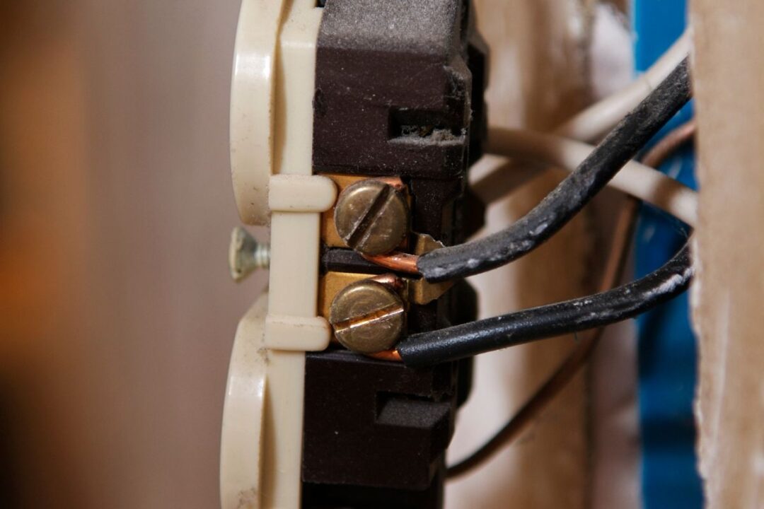 Why Does My GFCI Outlet Have No Power? (8 Problems+Fix) » Fix It Wired