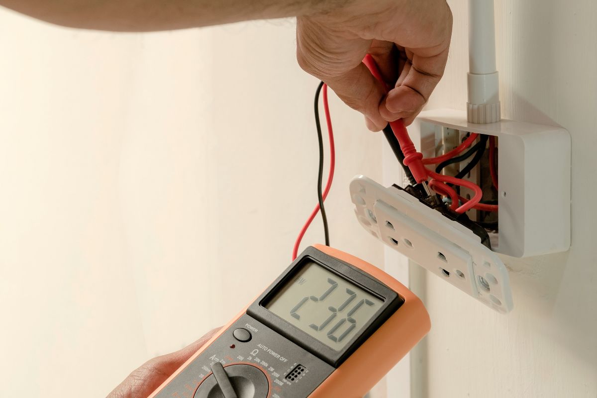 Why Does My Top Outlet Work But Not The Bottom? (10 Problems+Fix) » Fix ...