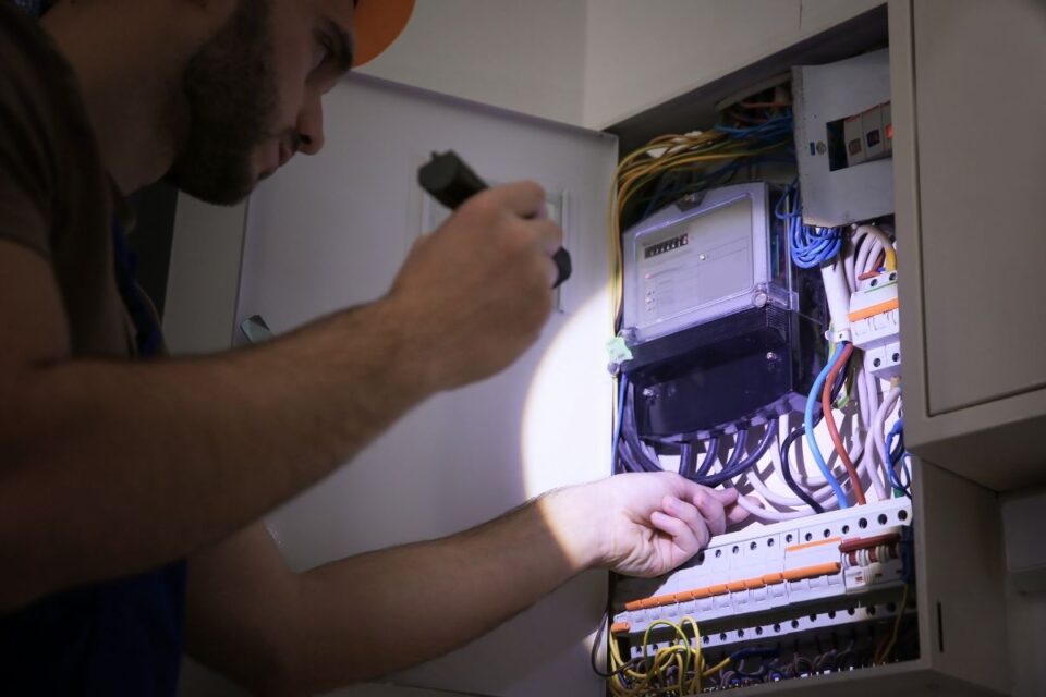 Circuit Breaker Off But Still Have Power: 6 Causes+Fix » Fix It Wired