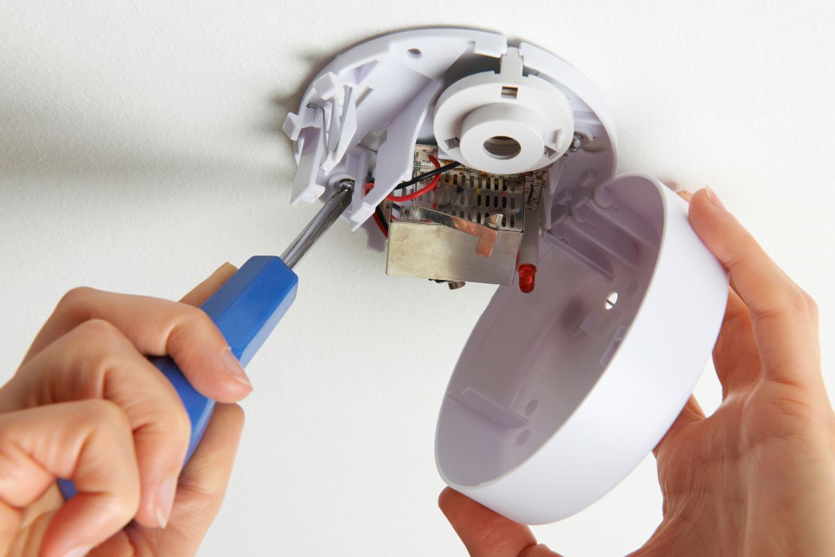 8 Reasons Smoke Detector Is Not Detecting Smoke (+Fix) » Fix It Wired