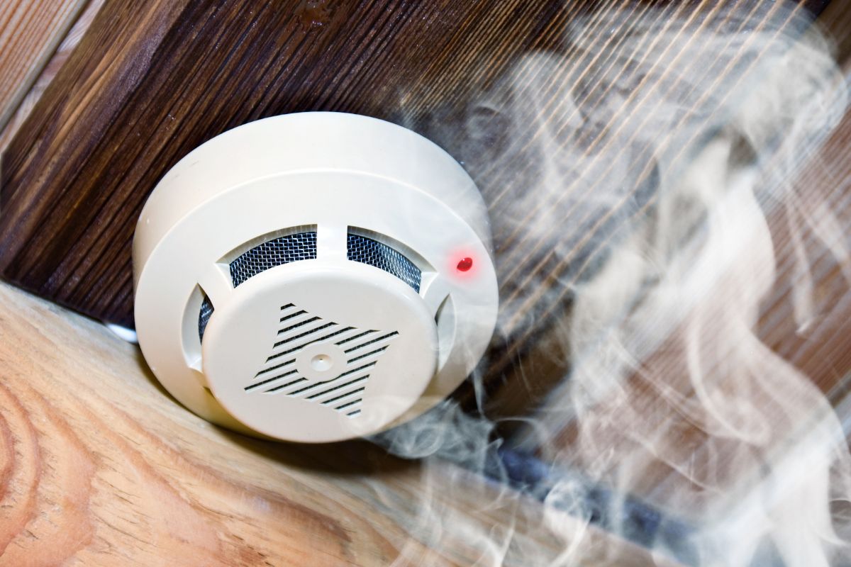 7 Reasons Your Smoke Detector Is Blinking Red? (+Fix) » Fix It Wired