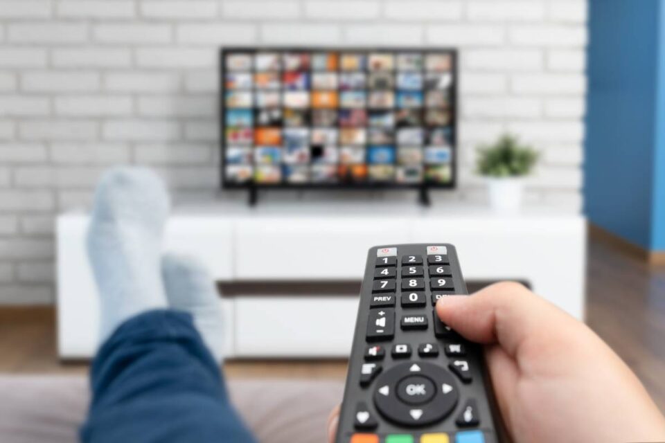 8 Reasons Your TV Turns On And Off Immediately » Fix It Wired