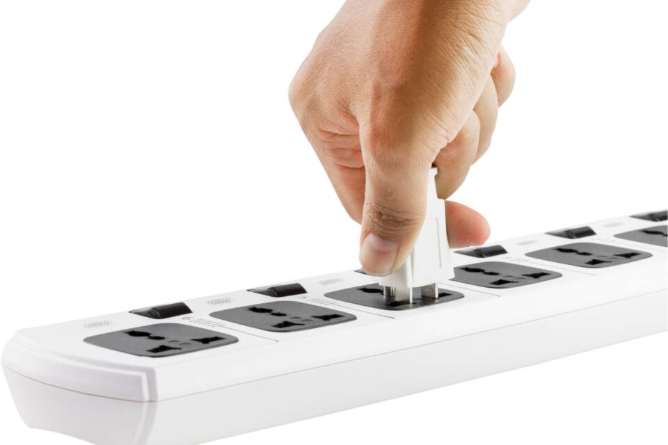 Can You Plug An Ac Into An Extension Cord? (+Mistakes To Avoid) » Fix ...