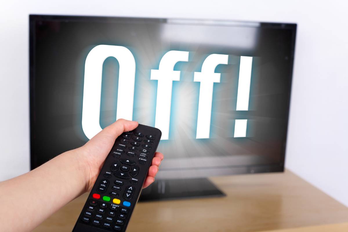 8 Reasons Your TV Turns On And Off Immediately » Fix It Wired
