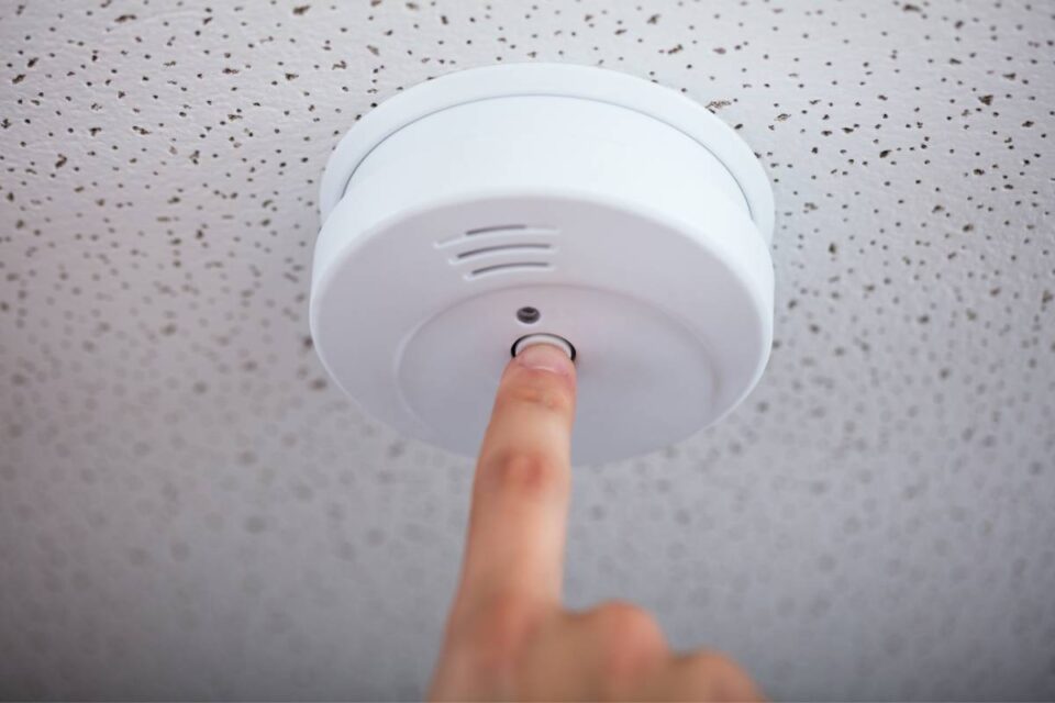 8 Reasons Smoke Detector Is Not Blinking (+Fix) » Fix It Wired