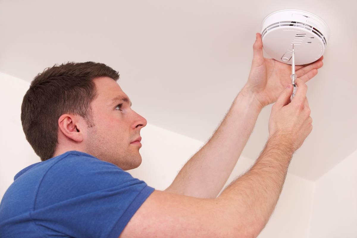 8 Reasons Smoke Detector Is Not Blinking (+Fix) » Fix It Wired